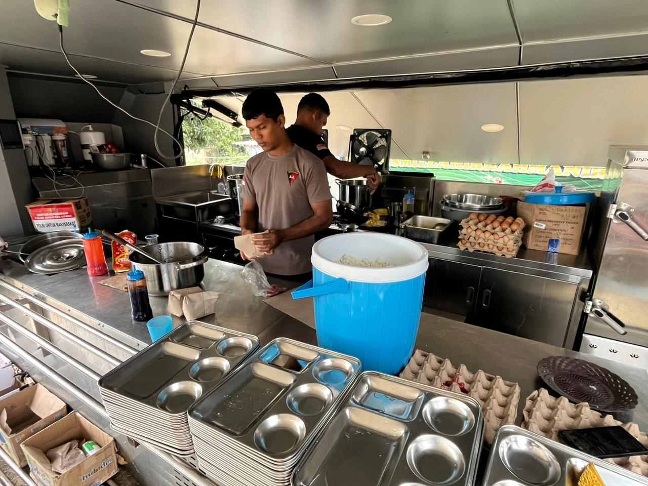 Dapur Umum Polri Terus Beroperasi Layani Pengungsi di Aceh Tamiang dan ...